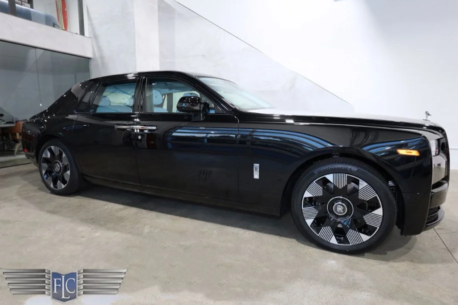 2025 Rolls-Royce Phantom | duPont REGISTRY